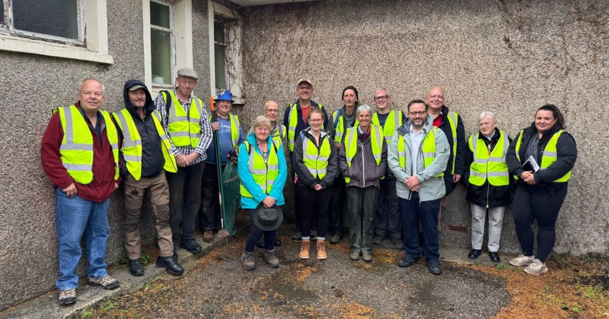 Pencoed Trailblazers first Community Action day… - Chris Elmore MP